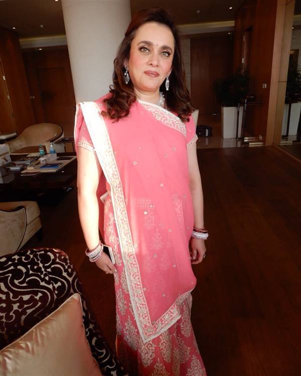 நீதா அம்பானியின் சகோதரியை பாத்துருக்கீங்களா? அப்படியே ஜெராக்ஸ் எடுத்தது ...