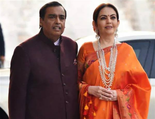 நீதா அம்பானியின் சகோதரியை பாத்துருக்கீங்களா? அப்படியே ஜெராக்ஸ் எடுத்தது ...