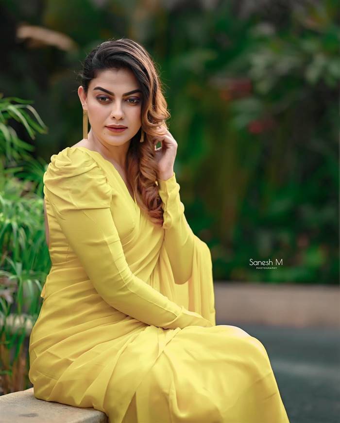 ശോ, ചിരിക്കുന്ന മുഖമാണ്‌ നല്ലത്!! സാരിയില്‍ മഞ്ഞക്കിളിയായെത്തി അനുശ്രീ, ഫോട്ടോക്ക്‌ കമന്റുമായി ...