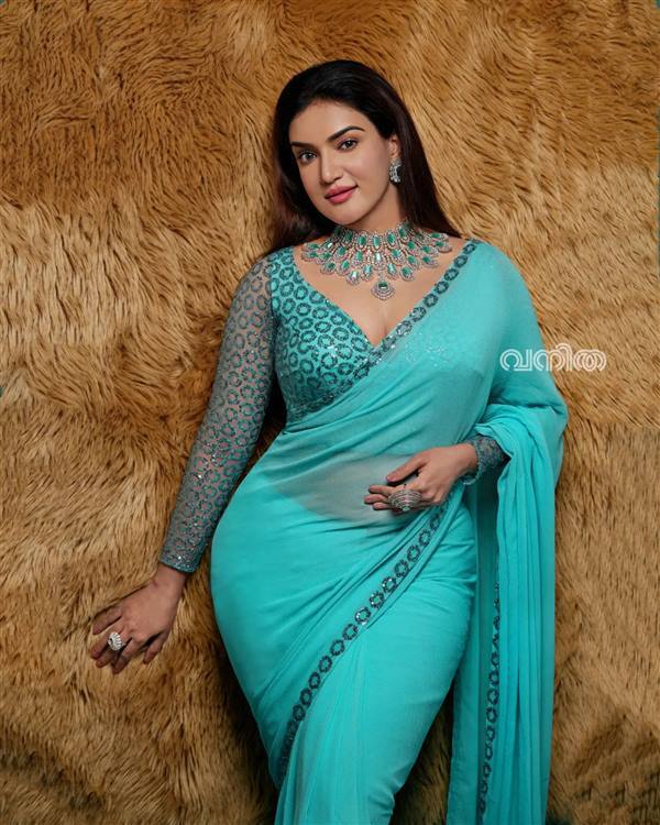 ட்ரான்ஸ்பரென்ட் சேலையில் கிளாமர் காட்டும் மலையாள நடிகை.. ஹனி ரோஸின் ...