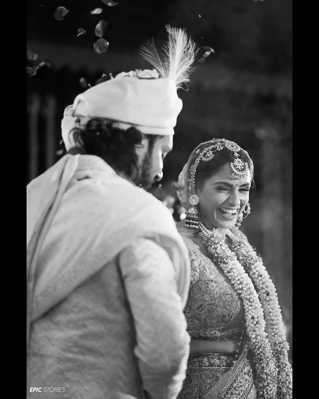 शादी निपटाते ही हनीमून पर पहुंची फेमस एक्ट्रेस, पति के साथ रोमांटिक ...