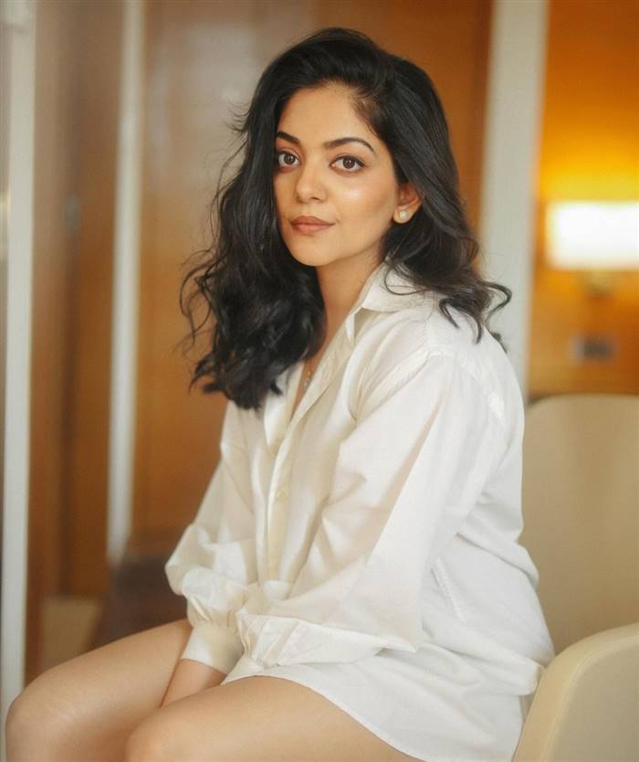 സ്‌റ്റൈലിഷ് ബ്യൂട്ടി!! ഓവര്‍ സൈസ്ഡ് ഷര്‍ട്ടില്‍ മോഡേണ്‍ ലുക്കിലെത്തി അഹാന കൃഷ്ണ, വൈറല്‍ ഫോട്ടോസ് ...