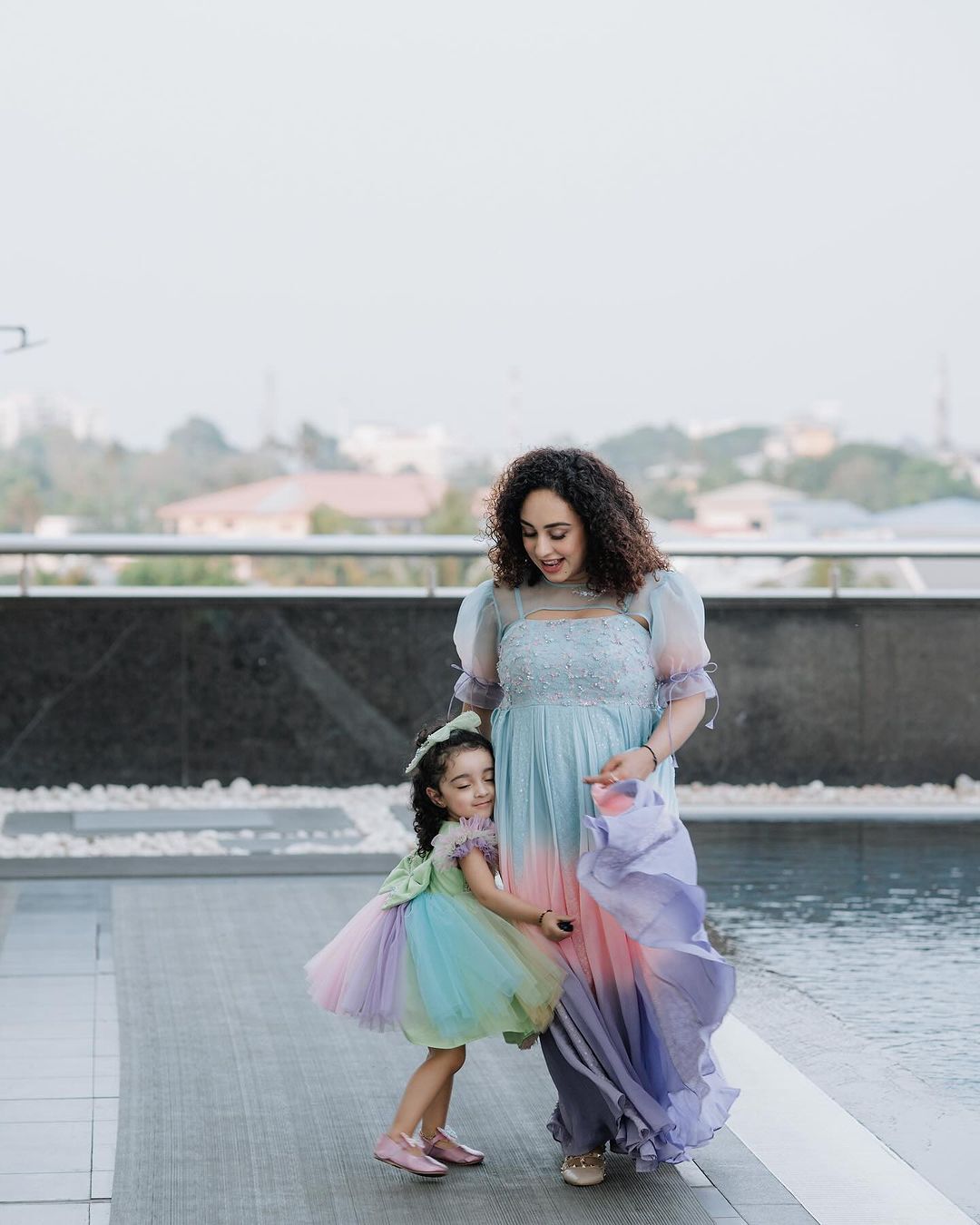 ആ 'എക്‌സ്പ്രഷന്‍സ്' അമ്മയേപ്പെലെ തന്നെ!! എന്തൊരു ക്യൂട്ടാണ് നിലു ബേബിയെ ...