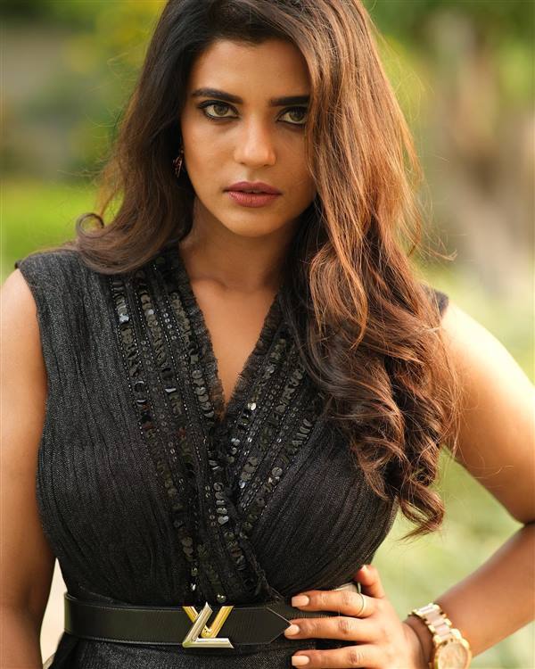 கருப்பு நிற கலக்கல் உடையில்.. கிளாமர் போஸ் கொடுத்த ஐஸ்வர்யா ராஜேஷ் ...