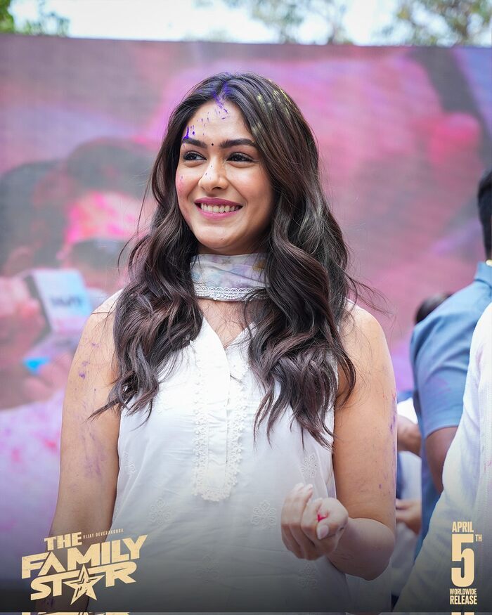 దేవకన్యలా మెరిసిపోతున్న మృణాల్ థాకూర్.. చిట్టినవ్వుతో ...