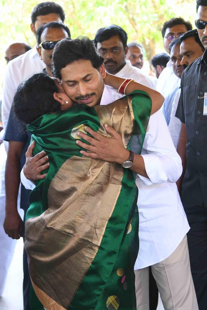 అమ్మ ప్రేమ, నాన్న దీవెనలతో ఎన్నికల సంగ్రామంలో వైఎస్ జగన్ | Latest ...