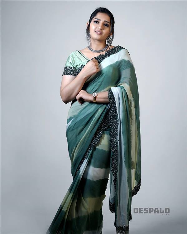 'அலெக்ஸ் பாண்டியன்' படத்தில் வரும்.. சந்தானத்தின் ரீல் தங்கையா இவங்க ...