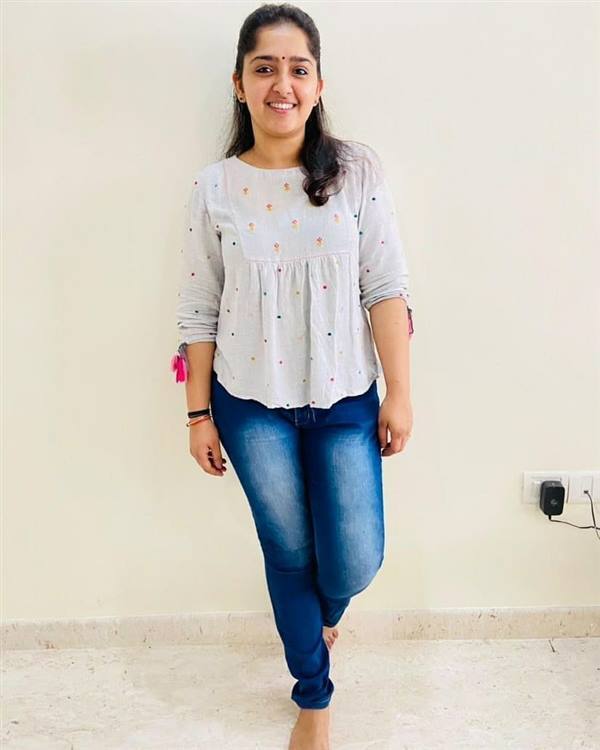 'அலெக்ஸ் பாண்டியன்' படத்தில் வரும்.. சந்தானத்தின் ரீல் தங்கையா இவங்க ...