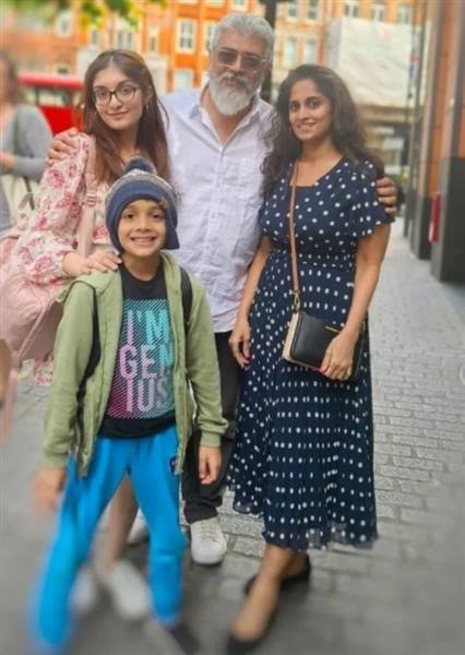 புட்பால் கேக்.. அடிடாஸ் டி-ஷர்ட்.. கால்பந்து விளையாட்டில் அவ்வளவு ...