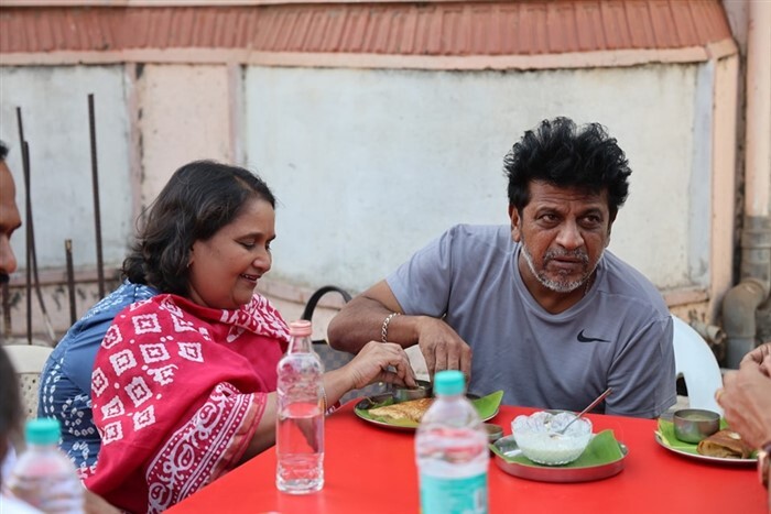 ಬೀರೂರಿನಲ್ಲಿ ಪತ್ನಿ ಜೊತೆ ಬಿಸಿ-ಬಿಸಿ ದೋಸೆ ಸವಿದ ಶಿವಣ್ಣ | Actor Shivarajkumar ...