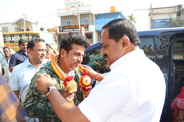 ಬೀರೂರಿನಲ್ಲಿ ಪತ್ನಿ ಜೊತೆ ಬಿಸಿ-ಬಿಸಿ ದೋಸೆ ಸವಿದ ಶಿವಣ್ಣ | Actor Shivarajkumar At Birur With Geetha And ...