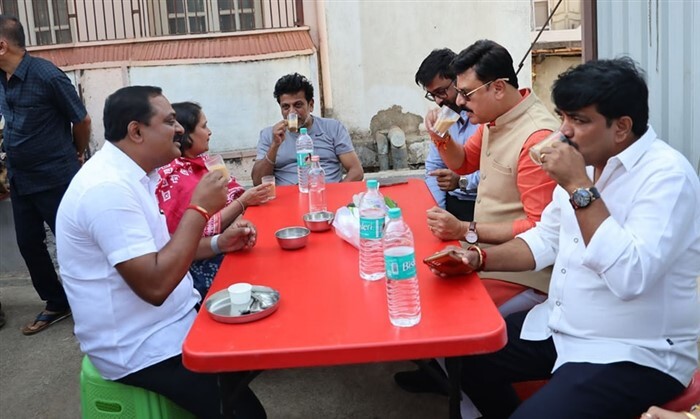 ಬೀರೂರಿನಲ್ಲಿ ಪತ್ನಿ ಜೊತೆ ಬಿಸಿ-ಬಿಸಿ ದೋಸೆ ಸವಿದ ಶಿವಣ್ಣ | Actor Shivarajkumar ...