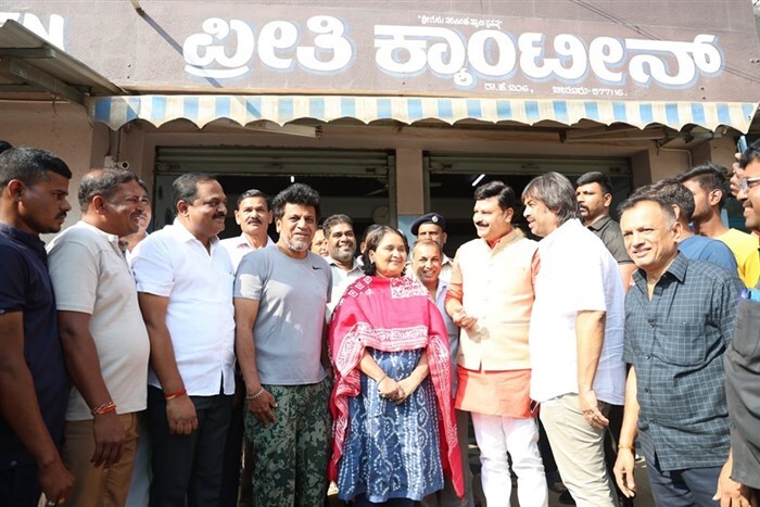 ಬೀರೂರಿನಲ್ಲಿ ಪತ್ನಿ ಜೊತೆ ಬಿಸಿ-ಬಿಸಿ ದೋಸೆ ಸವಿದ ಶಿವಣ್ಣ | Actor Shivarajkumar ...