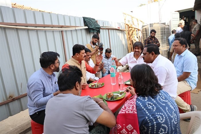 ಬೀರೂರಿನಲ್ಲಿ ಪತ್ನಿ ಜೊತೆ ಬಿಸಿ-ಬಿಸಿ ದೋಸೆ ಸವಿದ ಶಿವಣ್ಣ | Actor Shivarajkumar ...