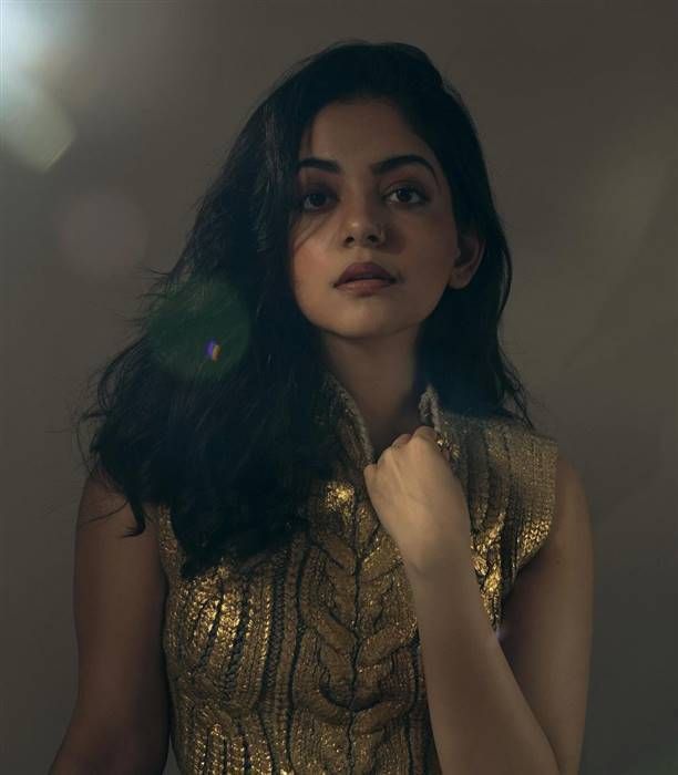 ഗോള്‍ഡന്‍ ബ്യൂട്ടി! എപ്പോഴും വെളിച്ചത്തെ തേടിക്കൊണ്ടിരിക്കുകയാണെന്ന് നടി, നിങ്ങള്‍ തന്നെ ...