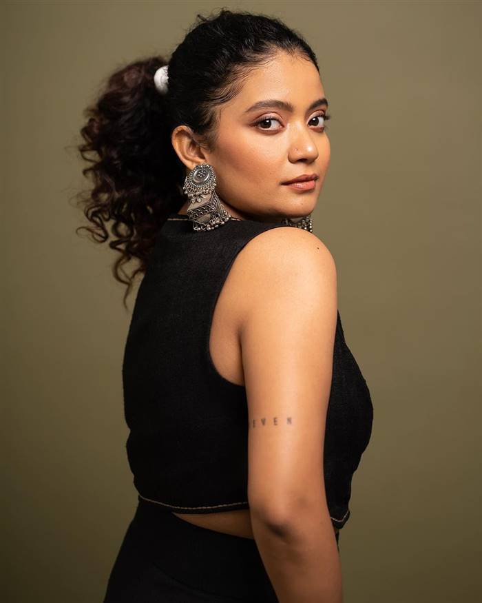 പ്രെറ്റി ലേഡി ഇന്‍ ബ്ലാക്ക്! കറുപ്പില്‍ സ്റ്റൈലിഷായെത്തി അരാധകരെ ...