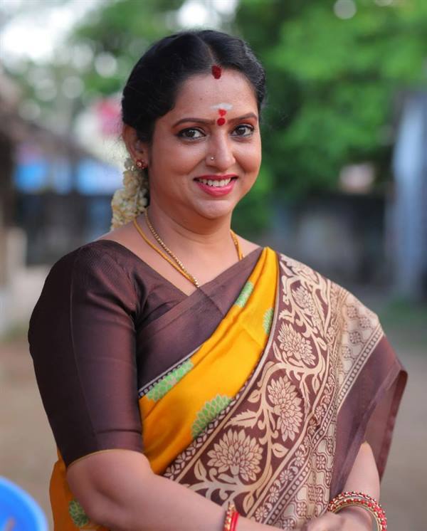 விஜய்யின் முதல் பட ஹீரோயின் யாருன்னு தெரியுமா? இப்போ எப்படி இருக்காங்கன்னு பாருங்க! | Actress ...