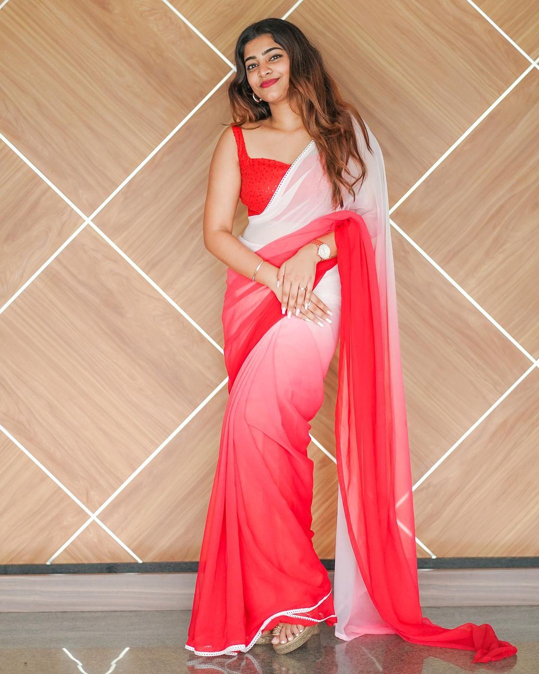 ക്വീൻ ഇൻ റെഡ്... ചുവപ്പിൽ കിടിലൻ ലുക്കുമായി മാളവിക ശ്രീനാഥ്; ഇൻസ്റ്റയിൽ താരത്തിന്റെ 'റാണി'യെ ...