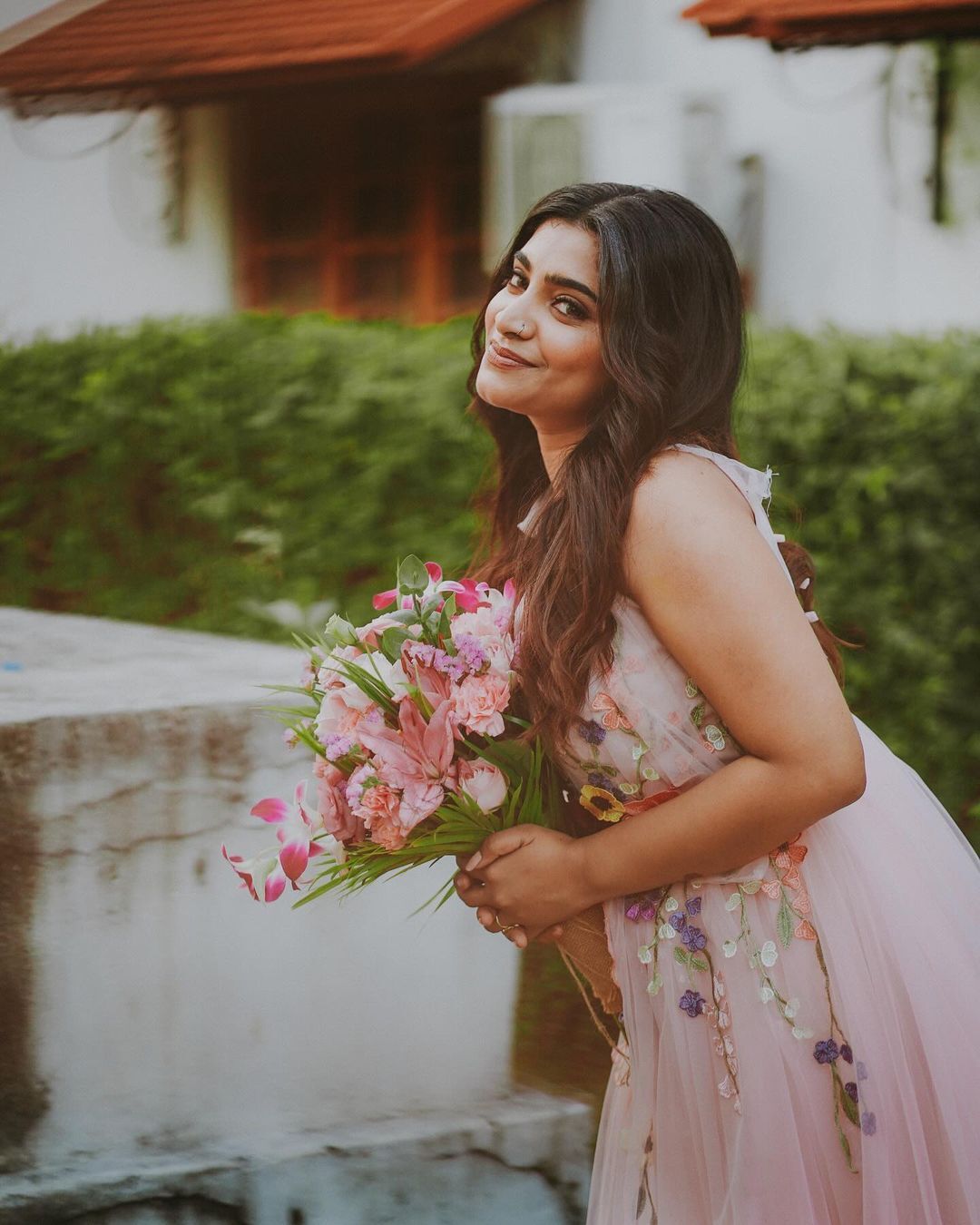 ക്വീൻ ഇൻ റെഡ്... ചുവപ്പിൽ കിടിലൻ ലുക്കുമായി മാളവിക ശ്രീനാഥ്; ഇൻസ്റ്റയിൽ താരത്തിന്റെ 'റാണി'യെ ...