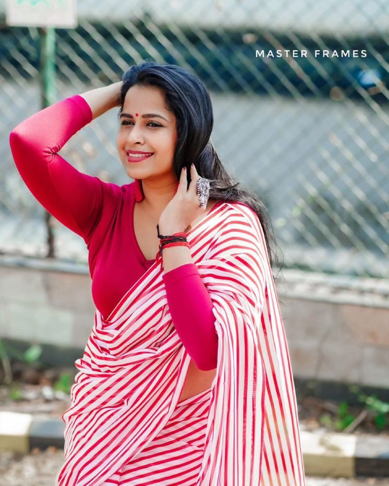 പതിവ് തെറ്റിക്കാതെ സാധിക... സാരിയിൽ വെറൈറ്റിയുമായി താരം; കലക്ക ...