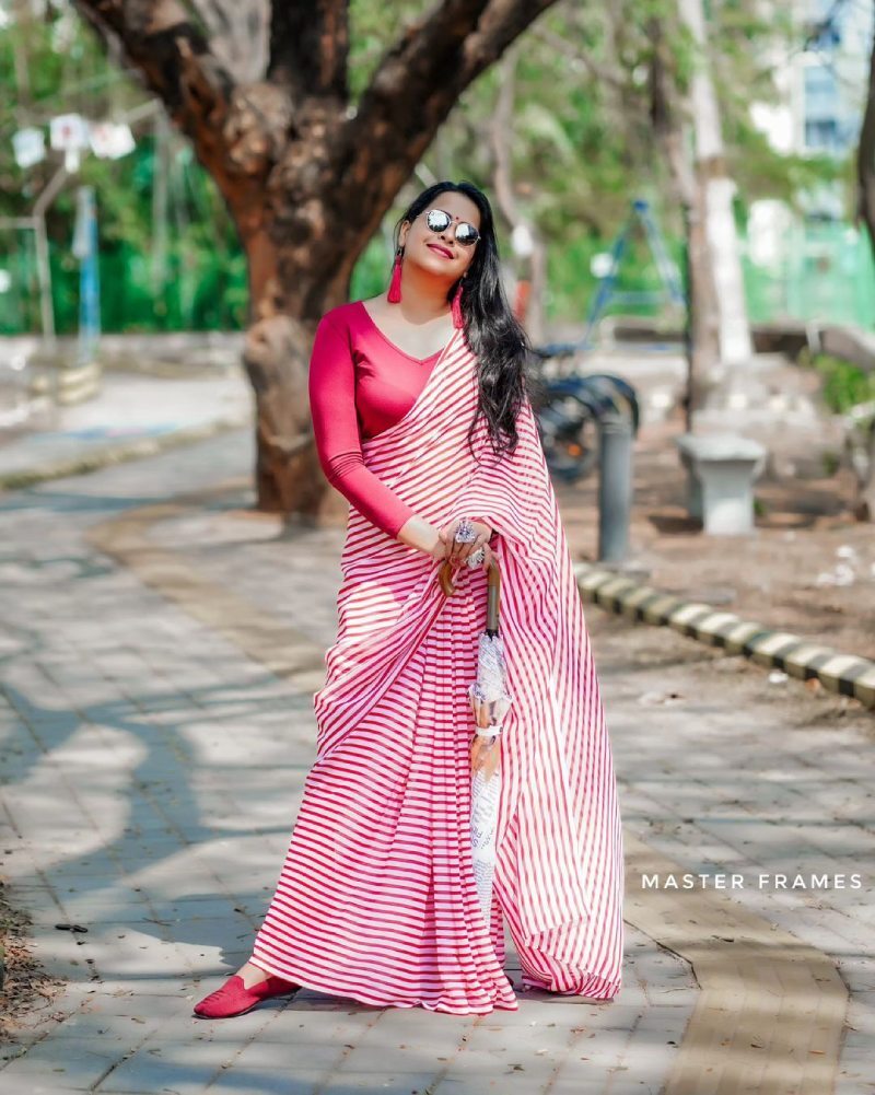 പതിവ് തെറ്റിക്കാതെ സാധിക... സാരിയിൽ വെറൈറ്റിയുമായി താരം; കലക്ക ...