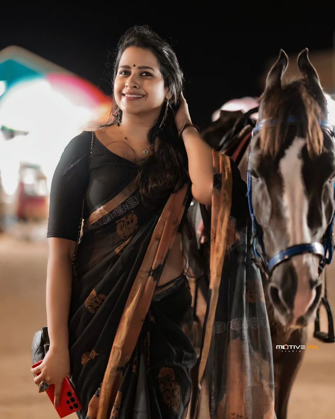 പതിവ് തെറ്റിക്കാതെ സാധിക... സാരിയിൽ വെറൈറ്റിയുമായി താരം; കലക്ക ...