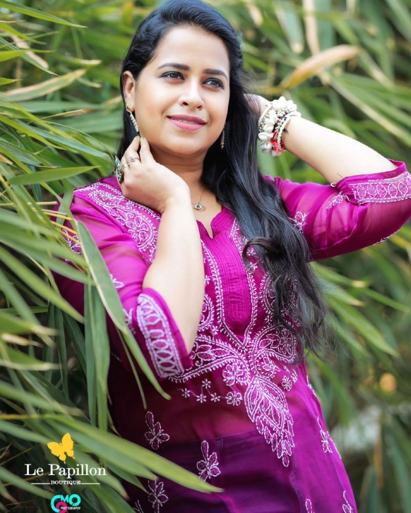 പതിവ് തെറ്റിക്കാതെ സാധിക... സാരിയിൽ വെറൈറ്റിയുമായി താരം; കലക്ക ...