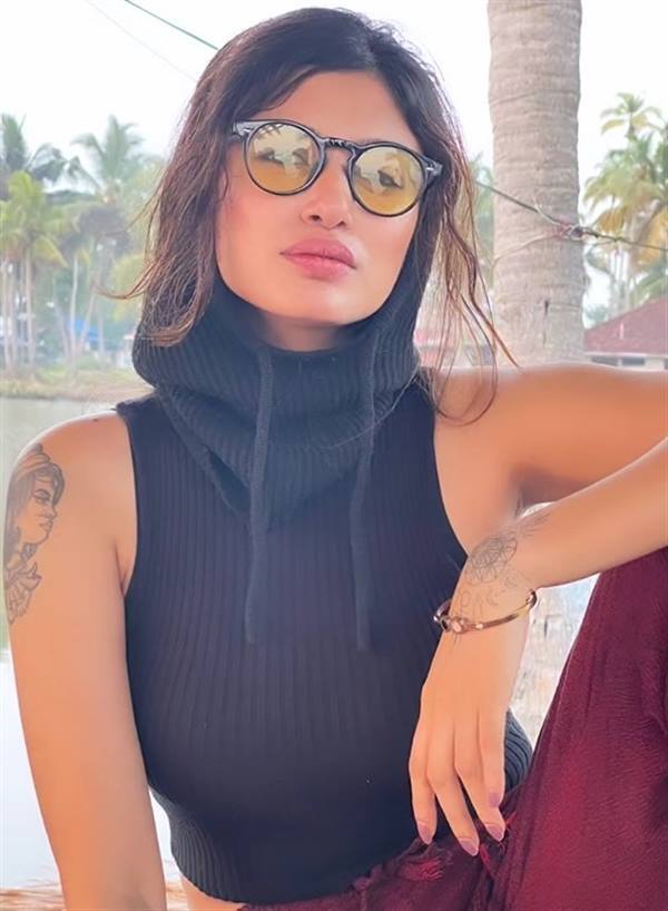 அட நம்ம ஓவியாவா இது! மாடர்ன் ட்ரெஸ்ஸில் வேற லெவல் போஸ்.. வெளியான ...