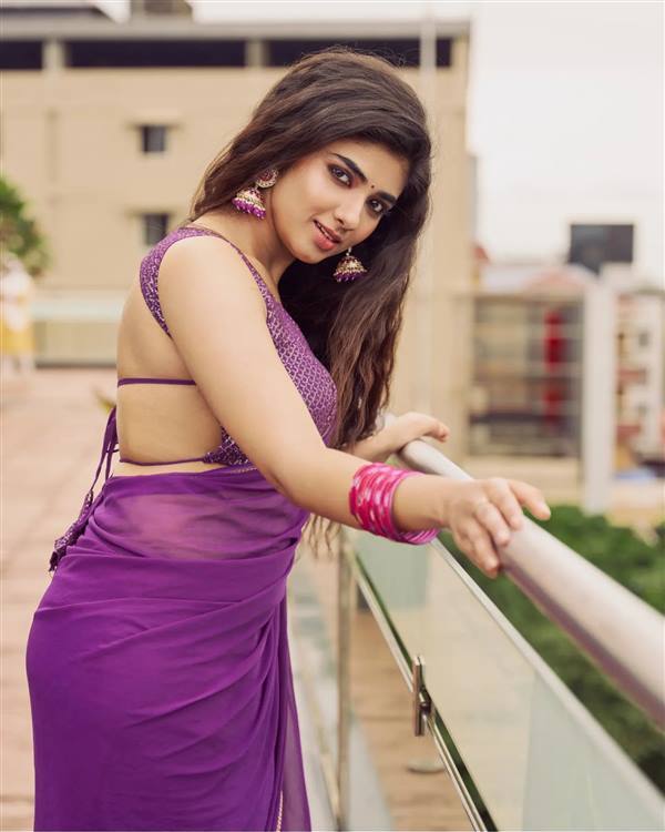 ட்ரான்ஸ்பரென்ட் சேலையில் கிளாமர் போட்டோஷூட்.. ரசிகர்களை ஈர்க்கும் லுக்கில் பிரக்யா நாக்ரா ...