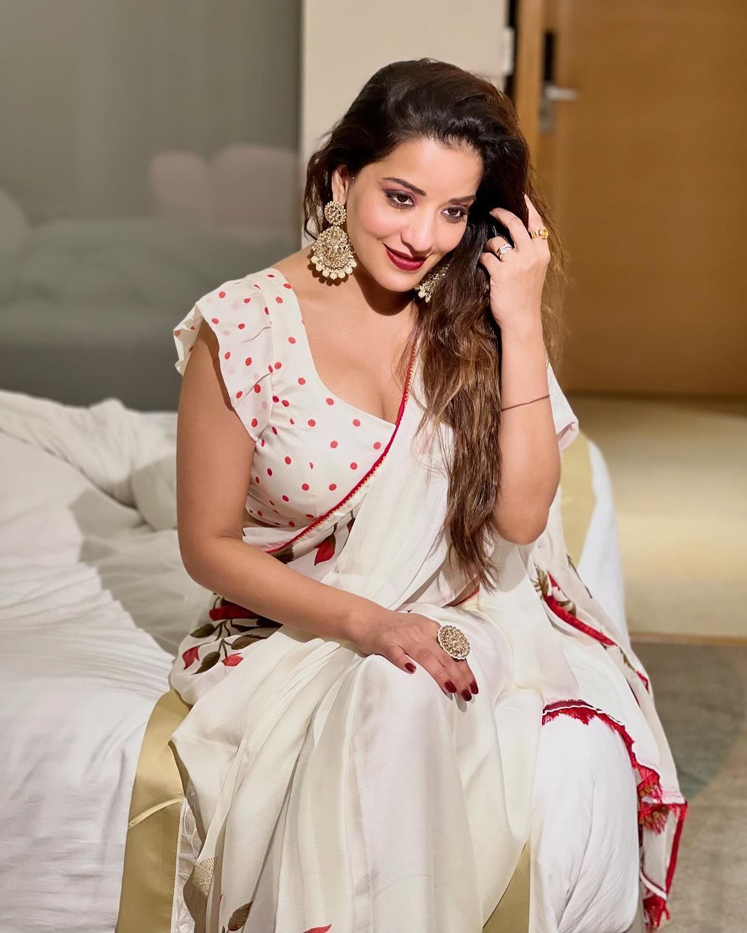 व्हाइट साड़ी पहन भोजपुरी क्वीन ने दिए बोल्ड पोज, फोटोज देख यूजर्स बोले- 'हॉटनेस ओवरलोडेड ...