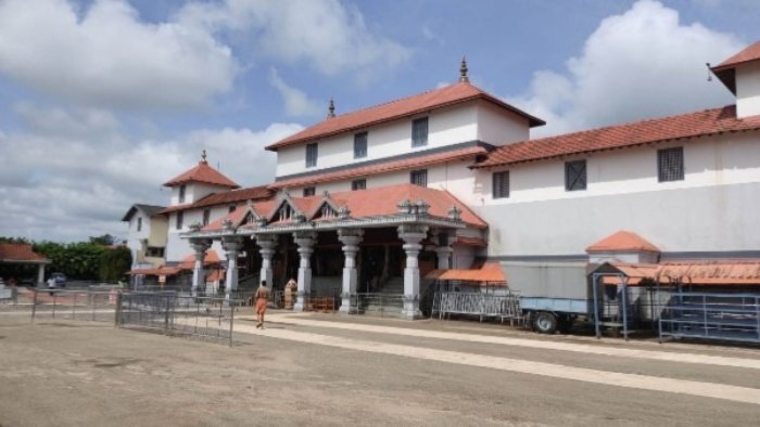 Dharmasthala: ಬಸ್ ನಿಲ್ದಾಣಗಳಲ್ಲಿ ವಿಶ್ರಾಂತಿ ಪಡೆದ ಧರ್ಮಸ್ಥಳ ಪಾದಯಾತ್ರಿಗಳು ...