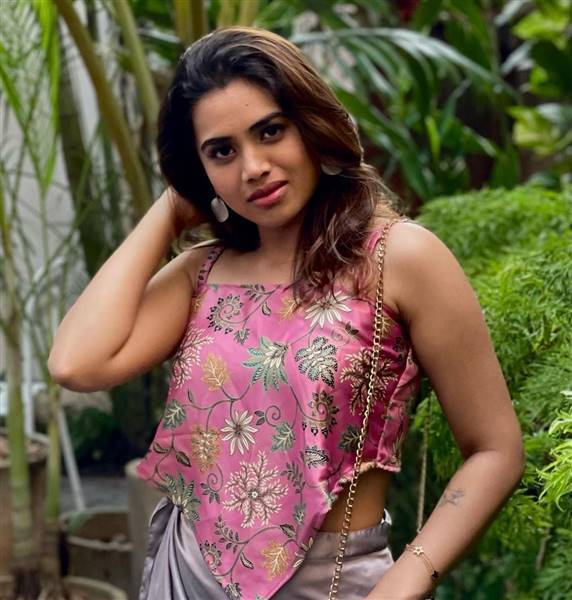 துபாயில் போட்டோஷூட் நடத்திய ' பாண்டவர் இல்லம்' நடிகை.. இப்போ என்ன பண்றாங்க தெரியுமா ...