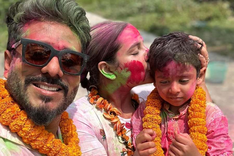 Holi 2024: শ্রেয়া ঘোষাল থেকে কোয়েল-রাজ শুভশ্রী, তারকাদের হোলি খেলার ছবি দেখে নিন এক নজরে ...