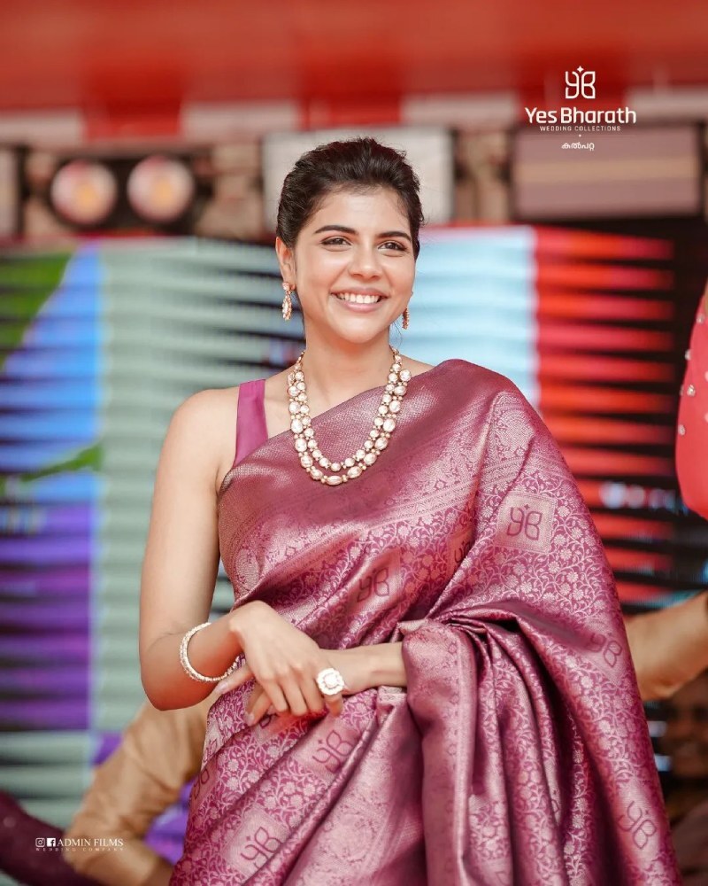 പട്ടിൽ പൊളി ലുക്കുമായി കല്യാണി... സാരിയിൽ ആരാധകരുടെ മനംകവർന്ന് ...