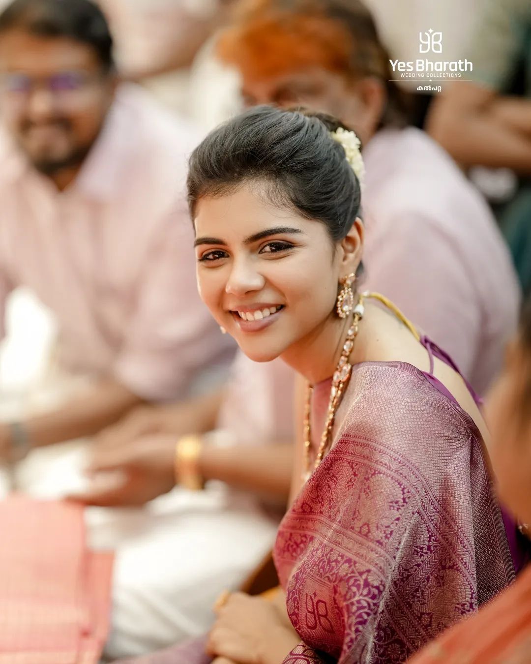 പട്ടിൽ പൊളി ലുക്കുമായി കല്യാണി... സാരിയിൽ ആരാധകരുടെ മനംകവർന്ന് ...