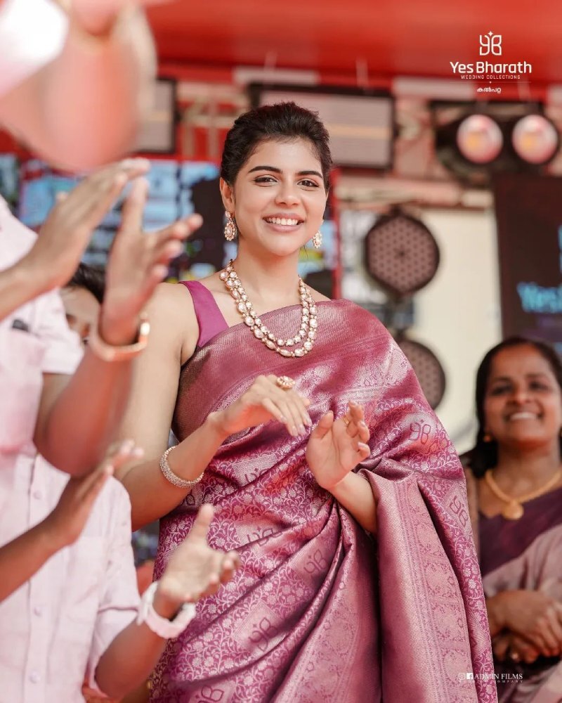 പട്ടിൽ പൊളി ലുക്കുമായി കല്യാണി... സാരിയിൽ ആരാധകരുടെ മനംകവർന്ന് ...