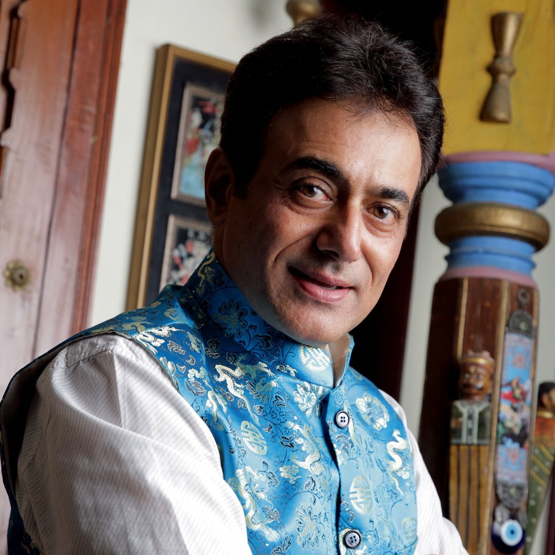 बेटियों को पापा बुलाने में आती है घिन, IAS पत्नी भी कर चुकी हैं चौंकाने ...