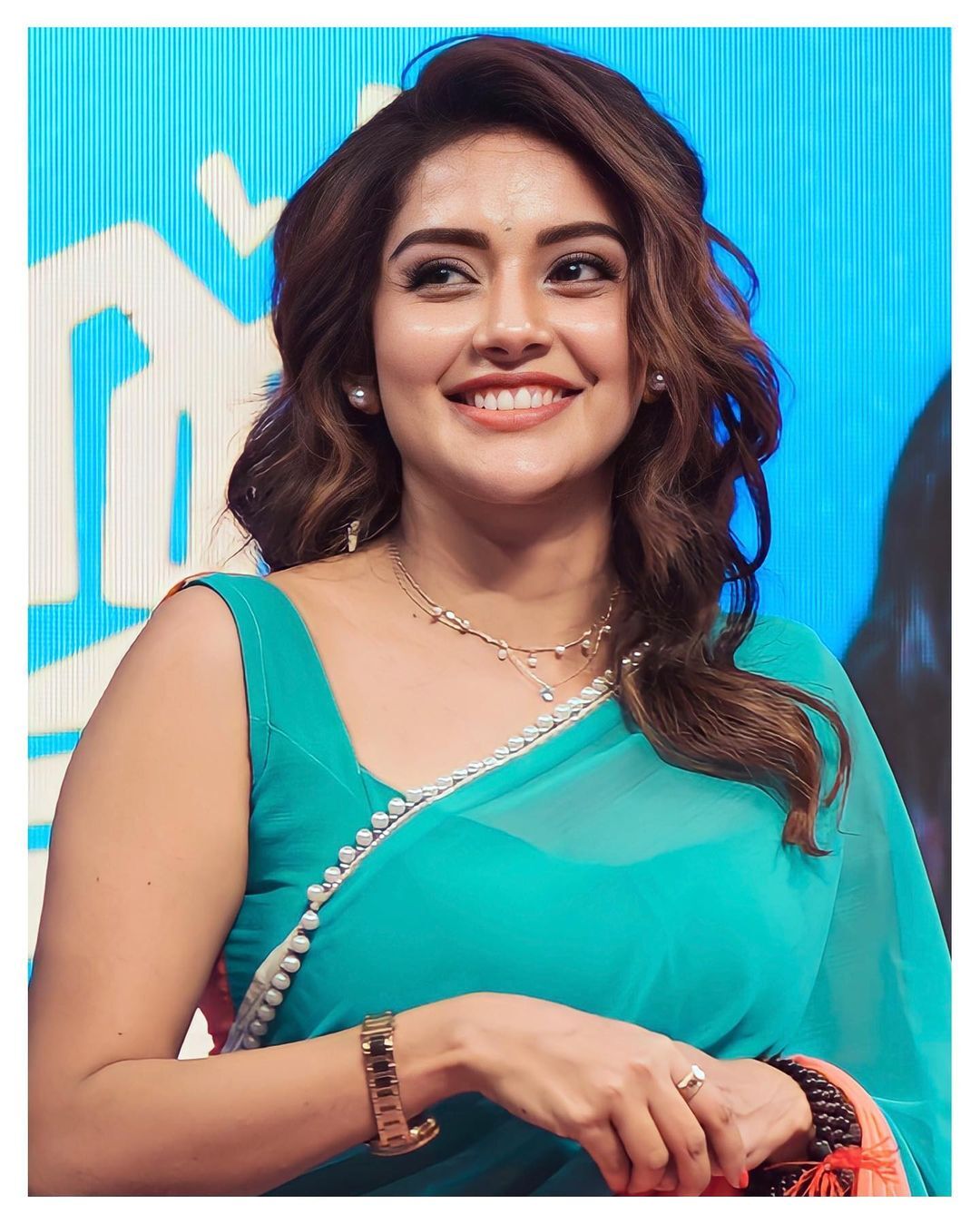 ആഹാ... എന്താ ഭംഗി, കണ്ണെടുക്കാനാവുന്നില്ല! കലക്കൻ ലുക്കിൽ മഹിമ; 'ജയ് ...