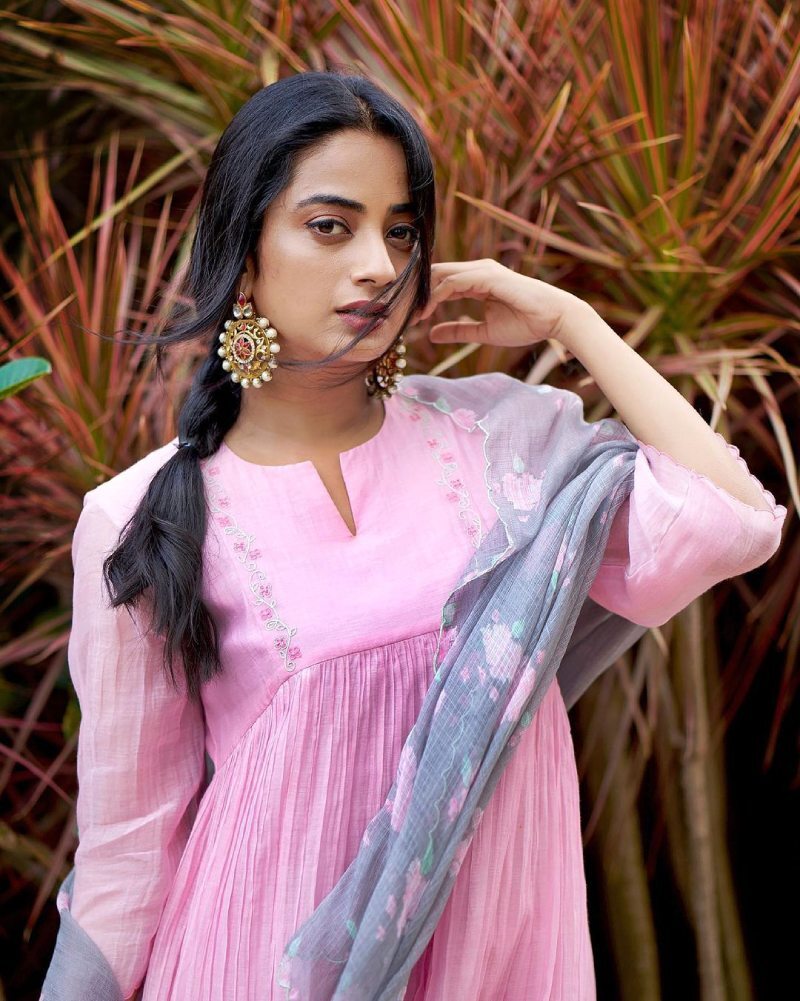 ബ്ലാക്ക് ആന്റ് വൈറ്റ് കോംമ്പോയുമായി നമിത പ്രമോദ്... ഇൻസ്റ്റയിൽ ഇൻസ്റ്റന്റ് ഹിറ്റടിച്ച് നടിയുടെ ...