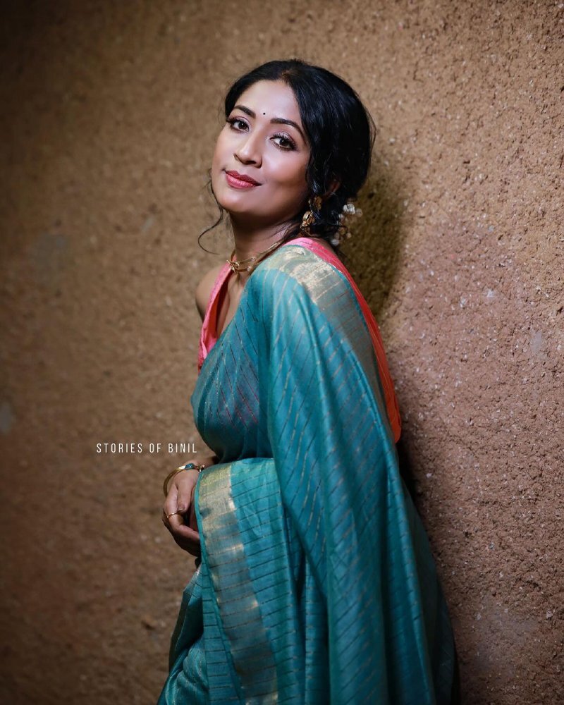 പ്രായം റിവേഴ്സ് ഗിയറിലാക്കി നവ്യ നായർ... സൂപ്പർ ലുക്കിൽ ആരാധകരെ ...