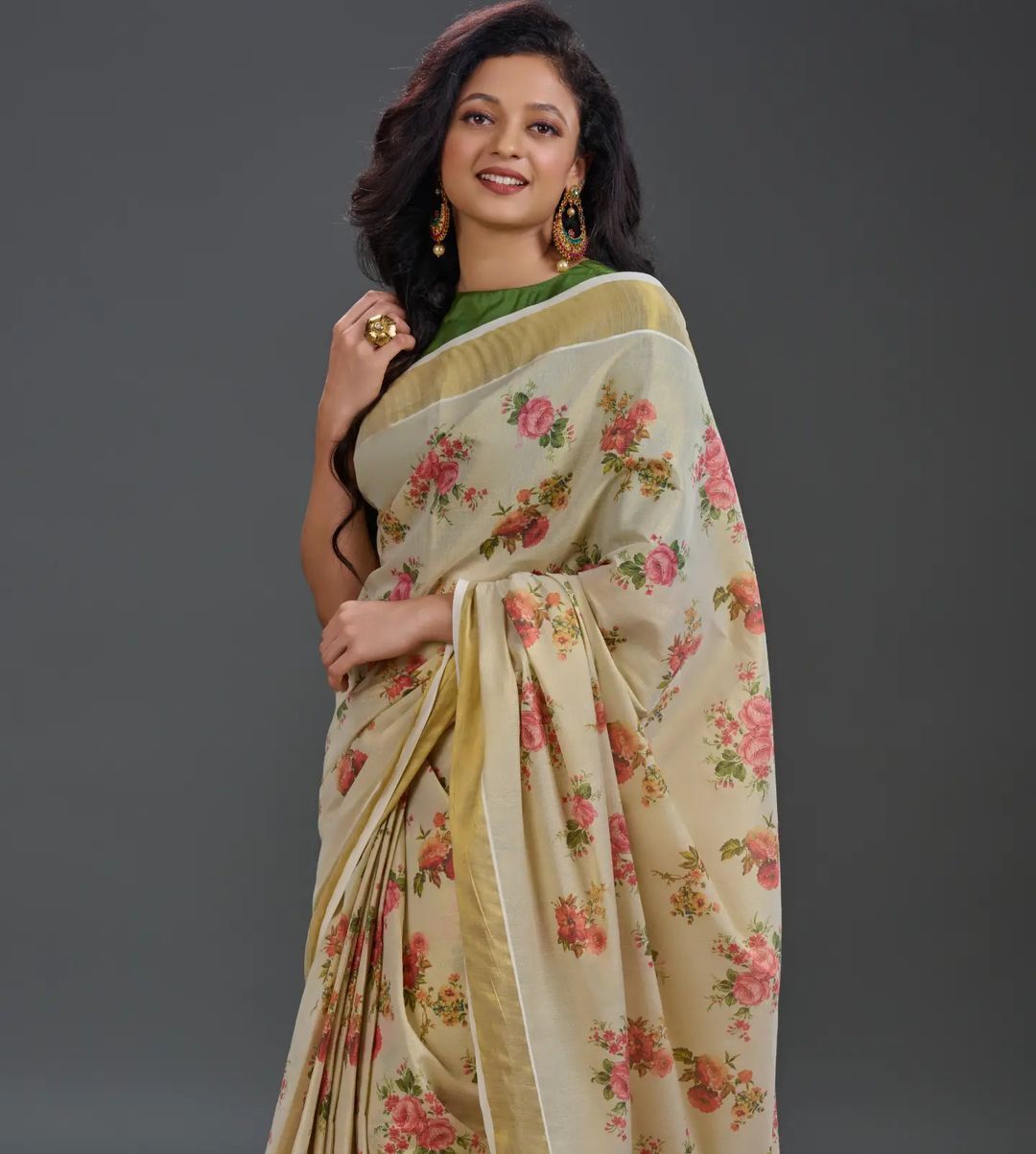 ആഹാ എന്താ ലുക്ക്...! കലക്കൻ ചിത്രങ്ങളുമായി നീത പിള്ള; ഇൻസ്റ്റയി ...