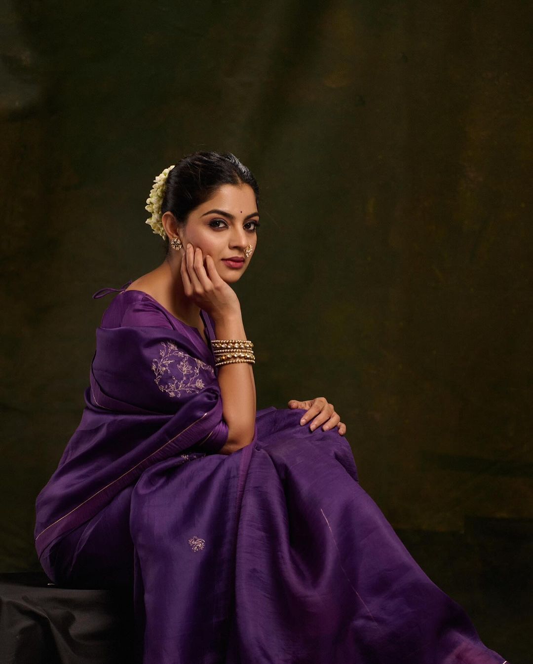 വിന്റേജ് ലുക്കിൽ സോഷ്യൽ മീഡിയയിൽ തരംമായി നിഖില വിമൽ; സാരിയിൽ ആരാധകരുടെ മനം മയക്കി നടി, ചിത്രങ്ങ ...