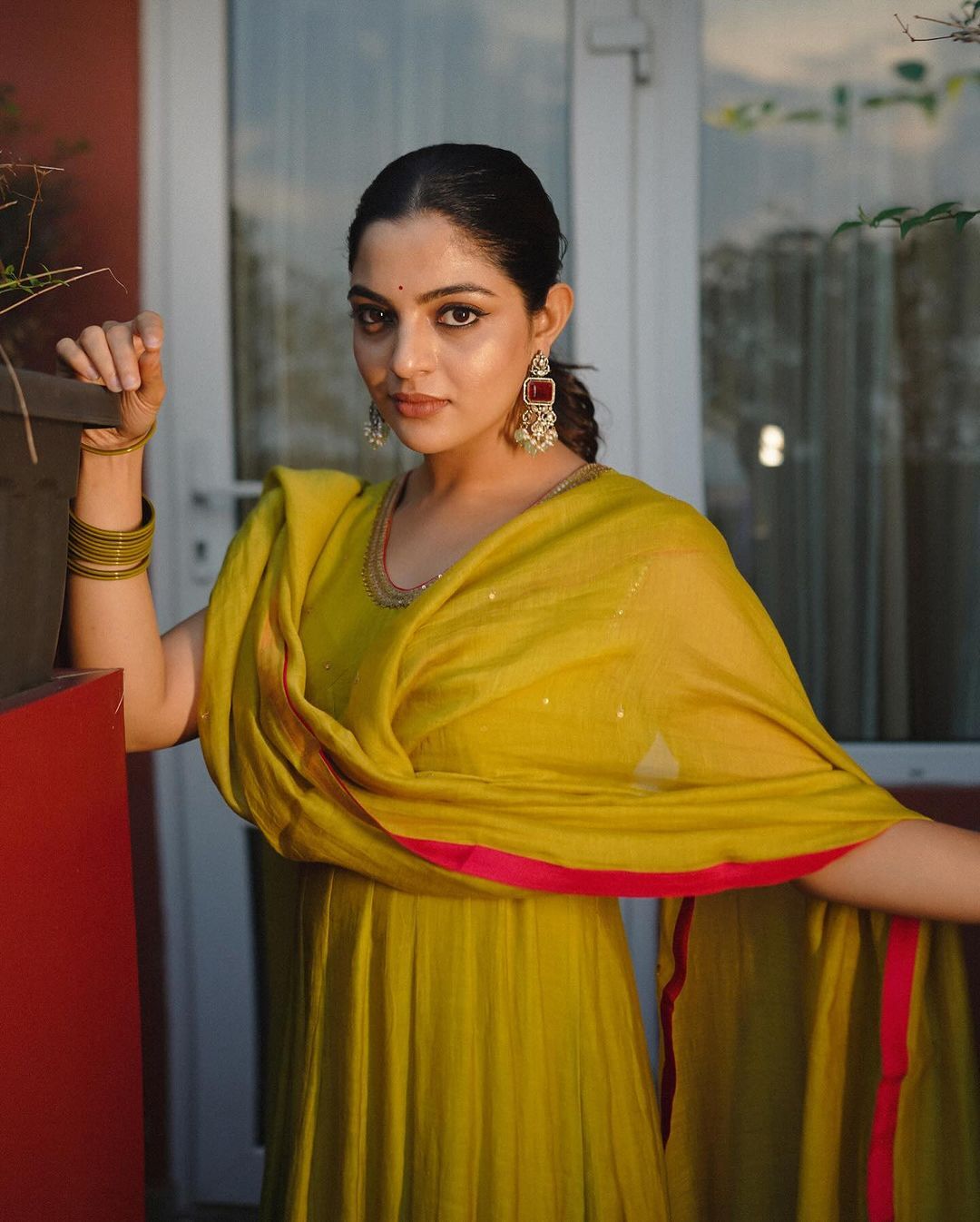 വിന്റേജ് ലുക്കിൽ സോഷ്യൽ മീഡിയയിൽ തരംമായി നിഖില വിമൽ; സാരിയിൽ ആരാധകരുടെ മനം മയക്കി നടി, ചിത്രങ്ങ ...