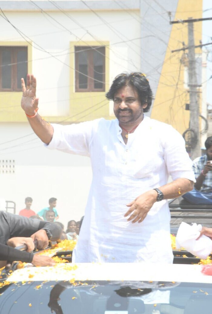 Pawan Kalyan:పిఠాపురంలో జనసేనాని..వర్మ మద్దతు కోసం ఇంటికెళ్లిన పవన్ ...