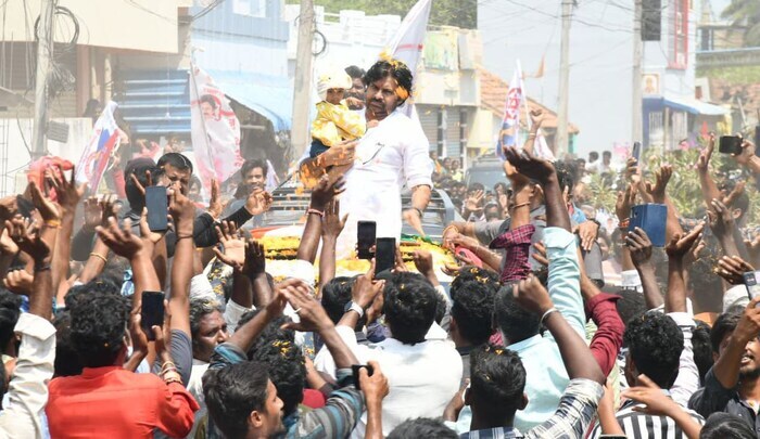 Pawan Kalyan:పిఠాపురంలో జనసేనాని..వర్మ మద్దతు కోసం ఇంటికెళ్లిన పవన్ ...