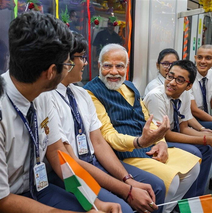 Photos: ಮೆಟ್ರೋದಲ್ಲಿ ಮಕ್ಕಳೊಂದಿಗೆ ಮೋದಿ ಮಾತು | Photos Modi Talks To ...