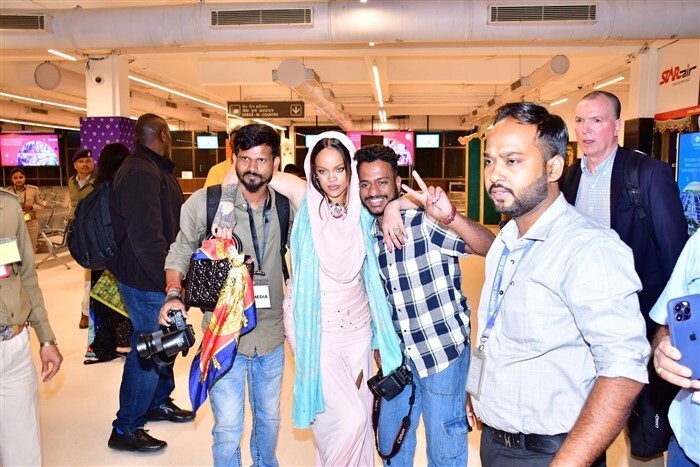 Rihanna Strikes Poses With Paps At Jamnagar Airport, Says "I'll Be Back" - Oneindia