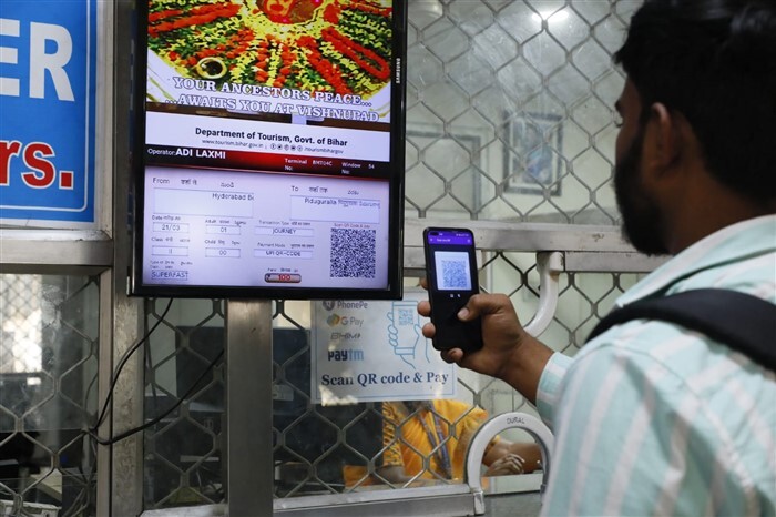 ಪಟ್ ಅಂತ ಸ್ಕ್ಯಾನ್ ಮಾಡಿ ರೈಲು ಟಿಕೆಟ್ ಪಡೆಯಿರಿ! | Scan QR Code To Buy ...