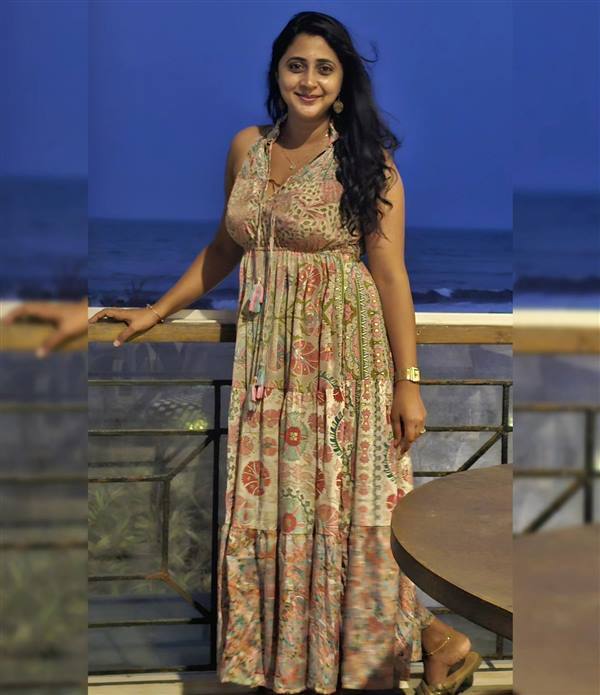 குட்டி ஷார்ட்ஸில் ஷாப்பிங் சென்ற 'எதிர்நீச்சல்' ஈஸ்வரி.. குணசேகரன் ...