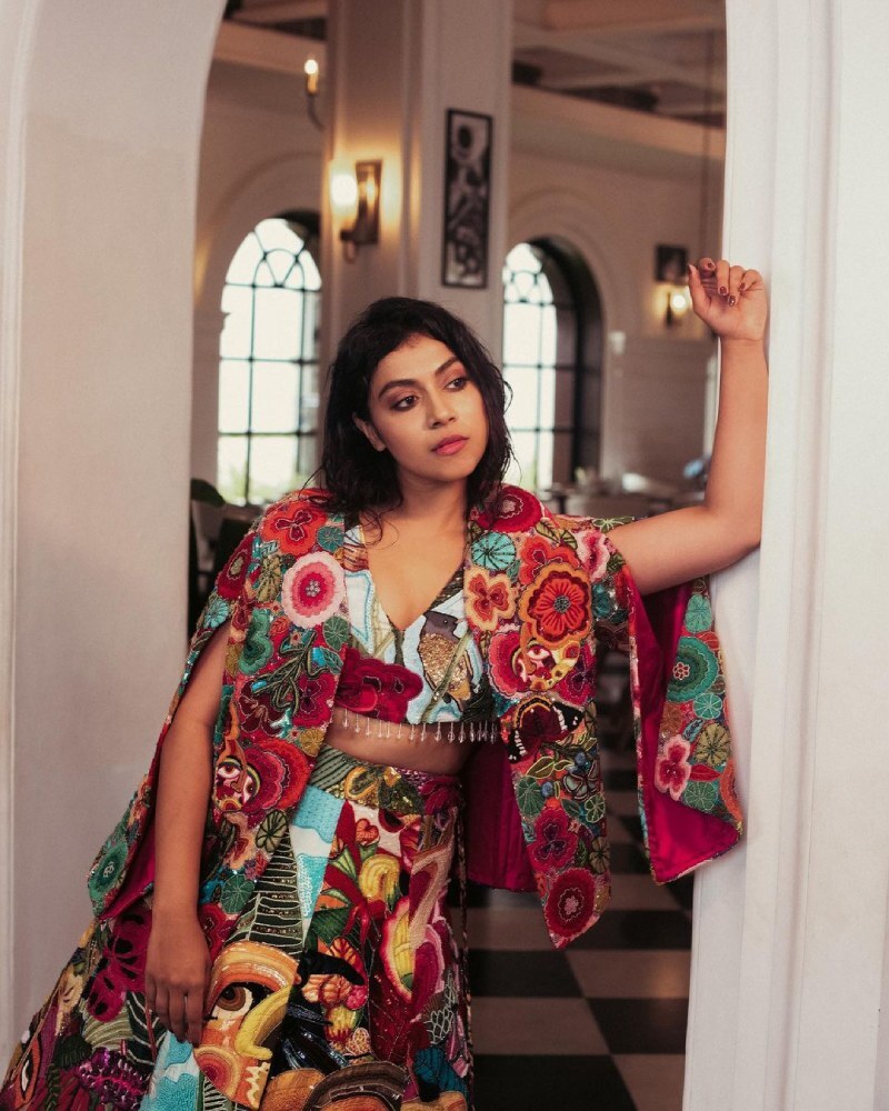 മിഴിയഴക്... കലക്കൻ ലുക്കിൽ ശ്രുതി രാമചന്ദ്രൻ; നുണക്കുഴിയിൽ ആരാധകരെ ...